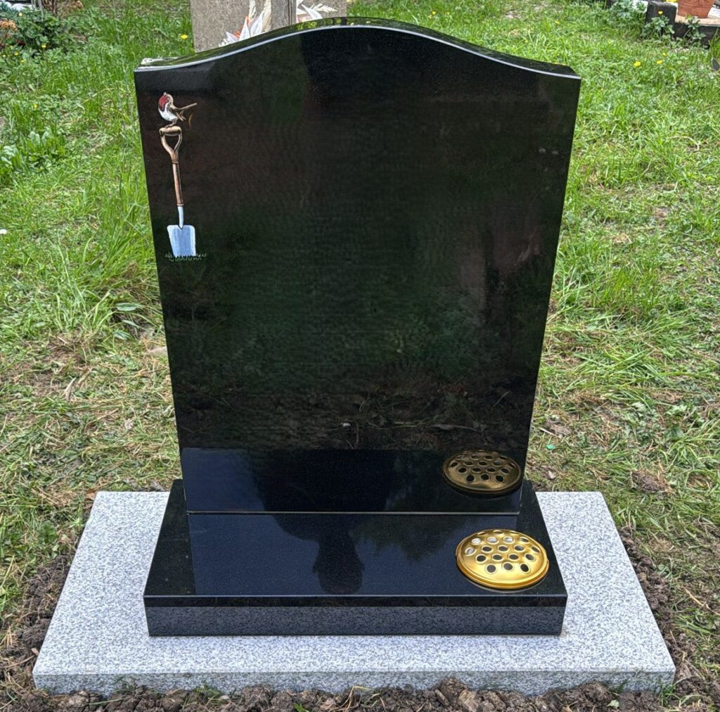 WG52 (ROBIN ON SPADE) - Cope Memorials